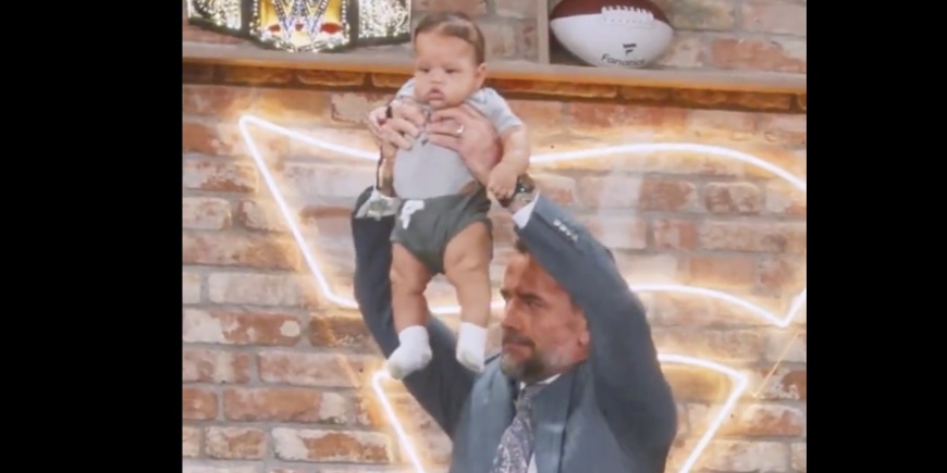 Video: CM Punk holds a baby at the Fanatics Fest NYC on Saturday - WWE ...